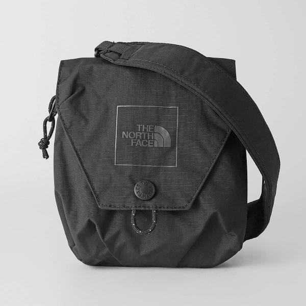 【発売日：2025年09月30日】軽量で耐久性にも優れたナイロン素材を使用した「THE NORTH FACE」の小型ショルダーバッグ。ヴィンテージ加工のデザインがアウトドアブランドのイメージを醸し出し、洗練された雰囲気に仕上がっています。コ...