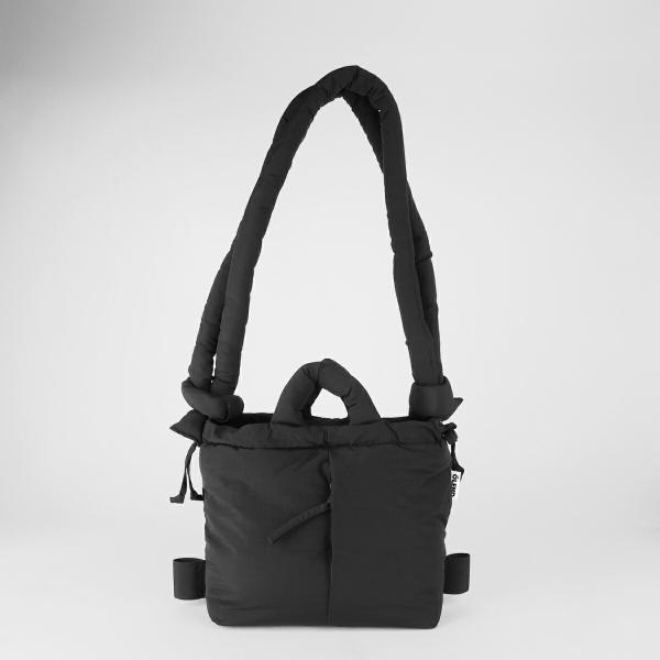 軽量で機能的なデザインと、ミニマルな美しさが魅力のバルセロナ発バッグブランド。ブランドを代表する「Ona」シリーズのコンパクトモデル。軽量でクッション性のある撥水ナイロン素材を使用し、ふんわりとした質感と快適な使い心地を実現しています。ハン...