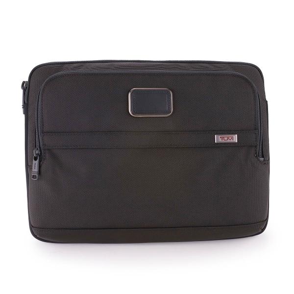 【発売日：2025年06月02日】耐久性に優れたバリスティックナイロンを使用したラップトップケース「MEDIUM LAPTOP COVER」。シンプルなデザインながらTUMIのロゴがさりげなくブランドをアピール。ノートパソコン本体加えてアク...