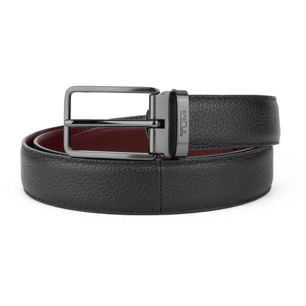 上質なレザーを使用したTUMIのベルト。落ち着いた雰囲気のシボレザー面はブラック、プレーンなスムースレザー面は赤みのあるブラウンカラーのリバーシブルタイプ。バックルにはロゴが刻まれており、さりげなくブランドをアピール。シンプルなデザインなの...