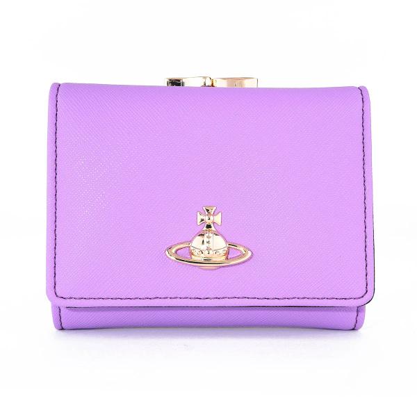 【発売日：2024年11月20日】シボ加工を施したボディに立体的なメタルオーブがスタイリッシュなアクセントになった三つ折り財布。ビーガンレザーを使用したサステナブルなアイテムです。コンパクトながらカードスロットやIDカード用のウィンドウ付き...