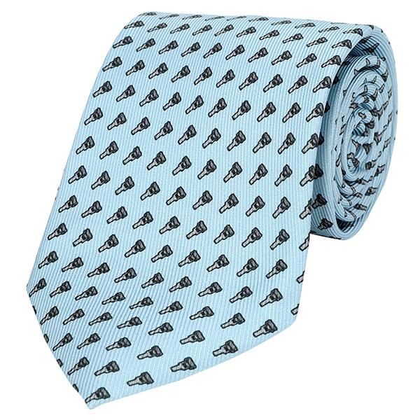 【発売日：2022年08月05日】ブランドのシグネチャー「ロックバッグ」のメカニズムにインスピレーション得たリピート柄モチーフのシルクタイ。肌触りの良いマルベリーシルクを使用。光沢と柔らかなデザイン生地が上品で洗練された大人のVゾーンを演出...