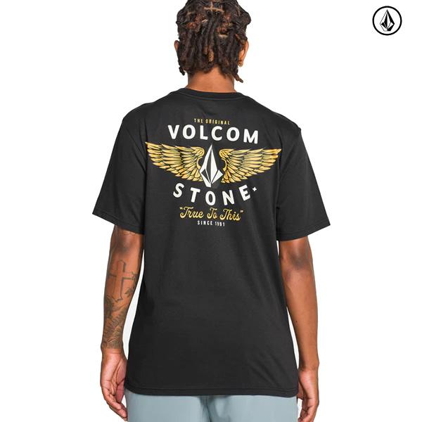 VOLCOM Tシャツ VST262007 HI FLYER SS TEE定価：　￥4,500(税抜き)フロントの左胸に翼を広げたストーンロゴを配し、バックにはブランドのアイデンティティを象徴する大胆なグラフィックを落とし込んだショートスリ...