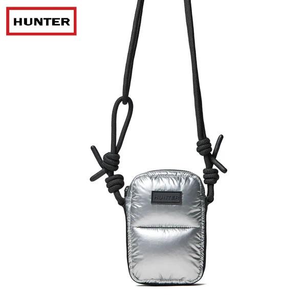 HUNTER フォンポーチ INTERPID EXTRA PUFFED PHONE POUCH UBX5515KBM定価：　￥9,000 (税抜き)イントレピッド エクストラ パフド フォンポーチボリュームのあるパファーが目を引く、イントレ...