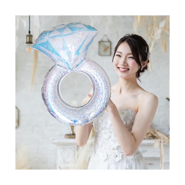 約９０ｃｍのとっても大きなキラキラダイヤモンドリングバルーンです。結婚式に持って撮影したり、会場の装飾にもピッタリですよ。披露宴のテーブルサービスでゲストの皆さんと一緒に持って記念撮影も楽しいですね♪ステキな可愛い写真が残せますよ！※こちら...