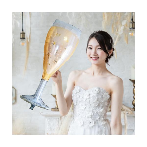 33cm×89cmの大きなシャンパングラスのバルーンです。結婚式や記念日に持って撮影したり、会場の装飾にもピッタリですよ。披露宴のテーブルサービスでゲストの皆さんと一緒に持って記念撮影も楽しいですね♪二つのバルーングラスで乾杯！ステキな可愛...