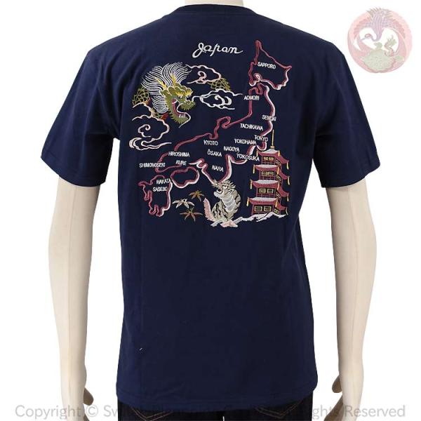 ジャパネスク 日本地図に龍虎 刺繍 半袖 Tシャツ日本国外へ持ち帰るおみやげとして人気だった「オリエンタル柄」の日本地図は、時を経て国内においても愛される柄になった。Dragon and tiger on a map of JapanThe...
