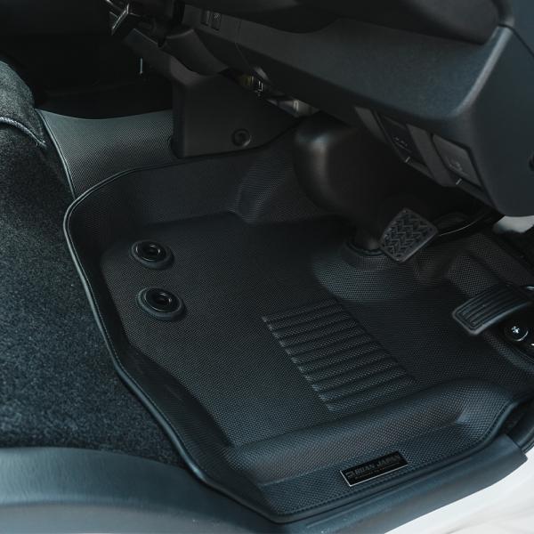 【適合車種】ハイエース200系標準ボディ1型〜7型、8型、9型（新型）適合全グレード●難燃加工現代技術が可能にしたラバー製の立体マット。ハイエース専用設計でぴったりフィットし、汚れても水で丸洗いする事ができます。裏面は純正のカーペットの上に...