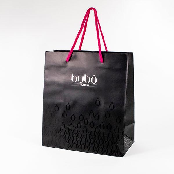 ※こちらは【Lサイズ】の手提げ袋の商品ページです。他のサイズをご希望の場合は、各サイズごとの商品ページからご購入ください。プレゼントや贈り物にお使いいただける、bubo BARCELONAオリジナルの手提げ袋。サイズ：W25×H28×D13...