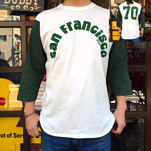 BUDDY オリジナルの ベースボールTシャツです。プリントは染み込みインクを使用しているので洗うほどにプリントが馴染んで経年変化が楽しめます。襟まわりはは二本針バインダー仕様。裾はラウンド型バインダー仕様で、身頃と共生地を使用していて、ア...