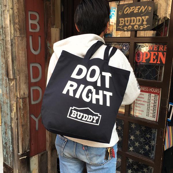 コットン100%のしっかりとした11ozのキャンバス生地で仕上げたトートバッグ。大きめサイズでマチをしっかり取ってあるため、容量が多くたっぷり収納できます。サイズ横約48cm・高さ約40cm・マチ約15cmカラーダークネイビー同じサイズでも...