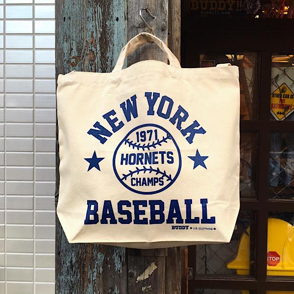 コットン100%のキャンバス生地で仕上げたポケット付きのショルダー×トートの2Wayバッグ。プリントはBUDDYオリジナルデザインです。カラー：ナチュラルサイズ横約42cm・高さ約35cm・マチ約12cm持手：24cm・幅2.5cm肩掛け：...