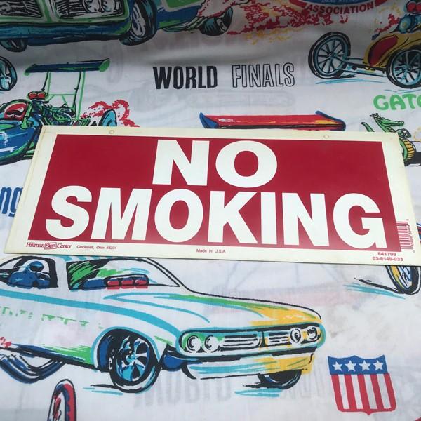 アンティークアメリカ買付け品アメリカ製 サインプレート NO SMOKING未使用品ですが長期保存による日焼け、キズがあります。横約38cm・縦約15.3cm・厚み1mmプラスチック製アメリカアンティーク雑貨に興味のある方にお勧めです。一点...