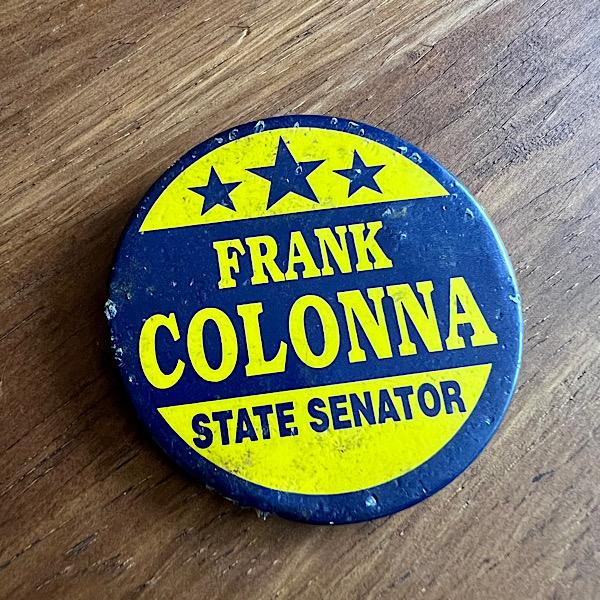FRANK COLONNA STATE SENATOR 缶バッジ古い物のため、小傷、へこみ、汚れ、サビ等がある物もあります。バックピンが歪んでいる物もあります。画像で確認してください。サイズ：直径約5.5cmアメリカアンティーク雑貨に興味の...