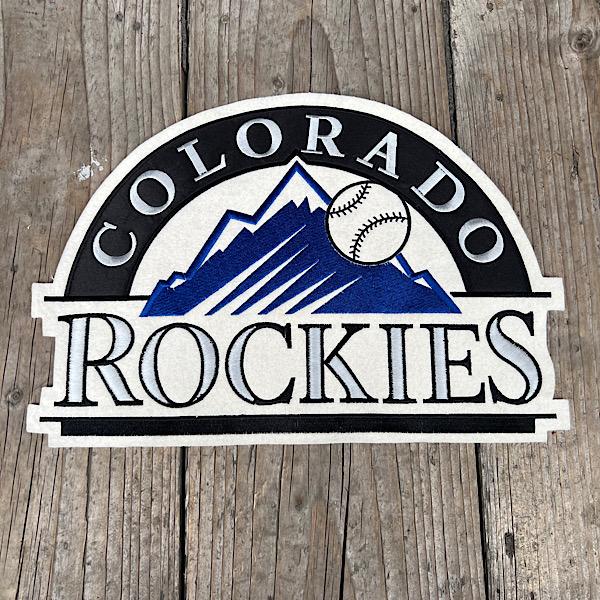 ビッグサイズ ワッペン コロラド・ロッキーズサイズ：約35.5cm×24.5cmジャケットの背中やトートバッグなど、大きいサイズのワッペンです。特に目立つダメージはありません。発送時は軽く折りたたんで発送させて頂きます。未使用ですが長期保存...