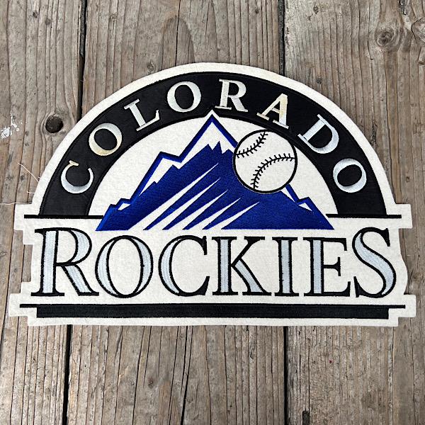 ビッグサイズ ワッペン コロラド・ロッキーズサイズ：約35.5cm×24.5cmジャケットの背中やトートバッグなど、大きいサイズのワッペンです。多少のシミがあります。発送時は軽く折りたたんで発送させて頂きます。未使用ですが長期保存品です。一...