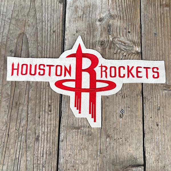 ビッグサイズ ワッペン ヒューストン・ロケッツサイズ：約38cm×22.5cmジャケットやトートバッグなど、大きいサイズのワッペンです。発送時は軽く折りたたんで発送させて頂きます。未使用ですが長期保存品です。一点物の為、返品交換はご遠慮下さ...