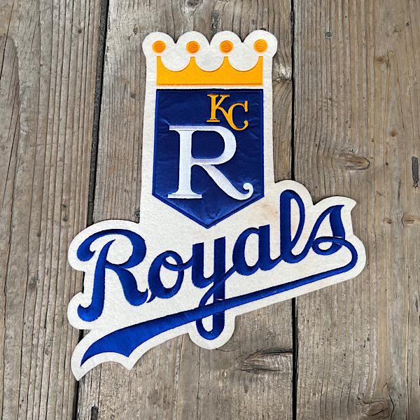ビッグサイズ ワッペン カンザスシティ・ロイヤルズサイズ：約34cm×28cmジャケットやトートバッグなど、大きいサイズのワッペンです。多少のシミがあります。発送時は軽く折りたたんで発送させて頂きます。未使用ですが長期保存品です。一点物の為...