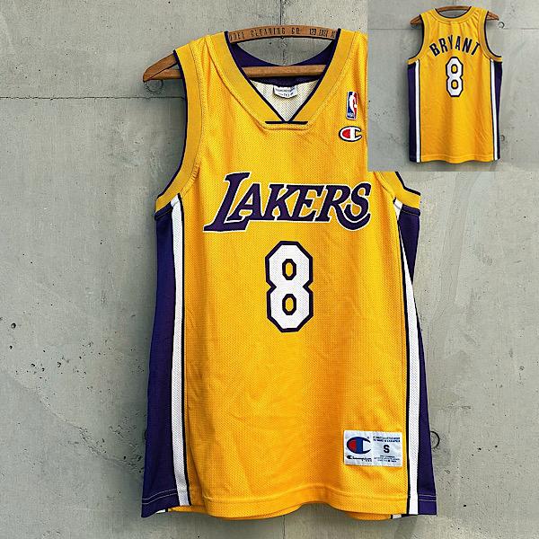 USED Sサイズ Champion NBA Los Angeles Lakers Kobe Bryant レプリカジャージ 古着裾のステッチに多少のほつれあります。他にはボディに目立つダメージはありませんが、新品ではありませんので古着のや...