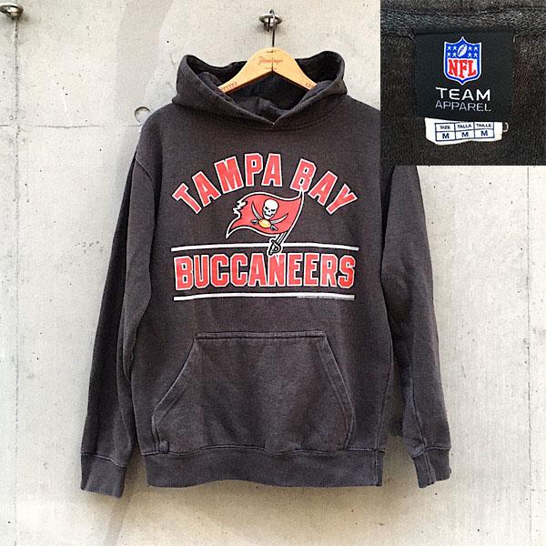 NFL タンパベイ・バッカニアーズ プルオーバーパーカー 古着 Mサイズボディに特に目立つダメージはありませんが、新品ではありませんので古着のやれ具合、雰囲気などがご理解いただける方におすすめです。素材 : 55%コットン・45%ポリエステ...