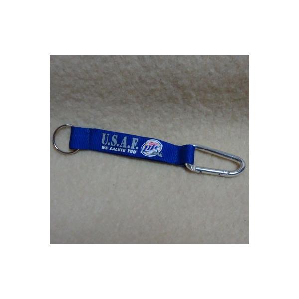 アメリカ、ミラービール×アメリカ合衆国空軍のカラビナ付きキーホルダーです。プリントの入ったナイロン部分に軽量のカラビナが付いています。サイズ：ナイロン部分長さ11センチ・幅2センチお使いのPCの画面で見える色と実際の色のイメージが異なる場合...
