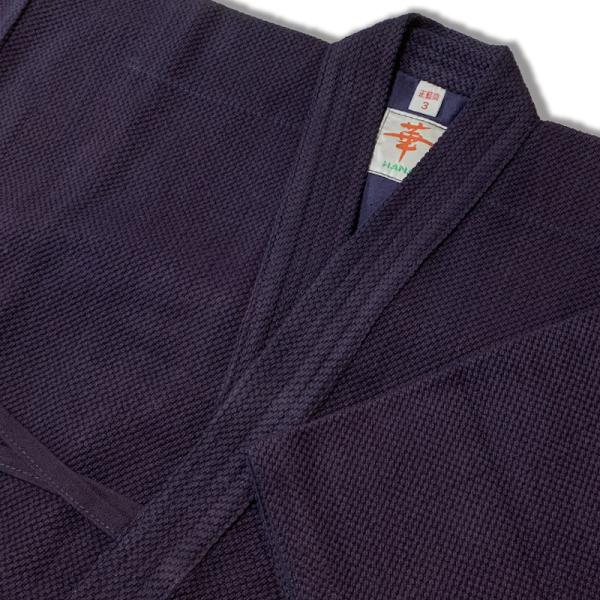 刺し目が細かく生地に張りがあります。厳しい稽古にも耐えられる抜群の耐久性と高級感あふれる風合いの剣道着です。ウォッシュ加工を施しておりますので色落ちもしにくく、縮みにくいです。素材：綿100％　正藍染手洗いをおすすめします。色うつりの可能性...