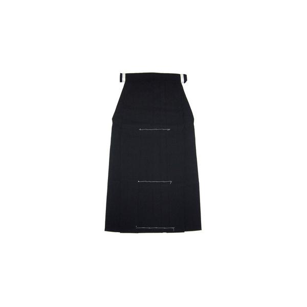 商品説明テトロン製の女性用馬乗り型の弓道袴です。東レのテトロン生地を使用し、縫製も日本製で、しっかりしてますので、安心してお使い頂けます。ポリエステル65％、レーヨン35％製の為、お手入れがとても楽で縮みの心配もございません。お色は黒色と紺...