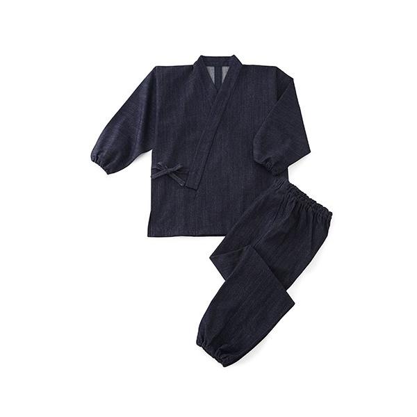 ■ムラ糸デニム京作務衣あえてムラのある糸を使用することで生まれるナチュラルな味わい。ワンヲッシュ加工によるソフトな風合いも魅力です。丈夫な10オンスデニム地なので、末永くご着用いただけます。■こだわりぬいた日本製素材も、縫製も日本製にこだわ...