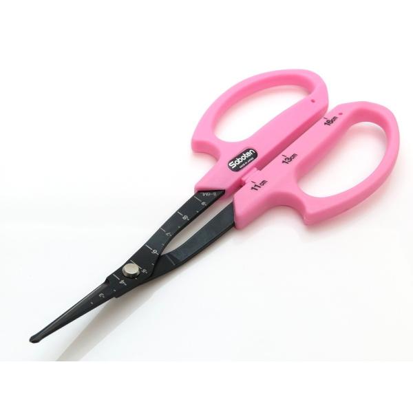 【用途】摘果用鋏。【機能・特徴】185mmで56gの軽量のぶどう鋏です。ステンレス＋フッ素コートでシブが付きにくいです。目盛付で房作りに便利です。ソフト樹脂製で衝撃を吸収するので手や手首に負担がかかりません。刃先が丸く果実を傷つけにくくなっ...