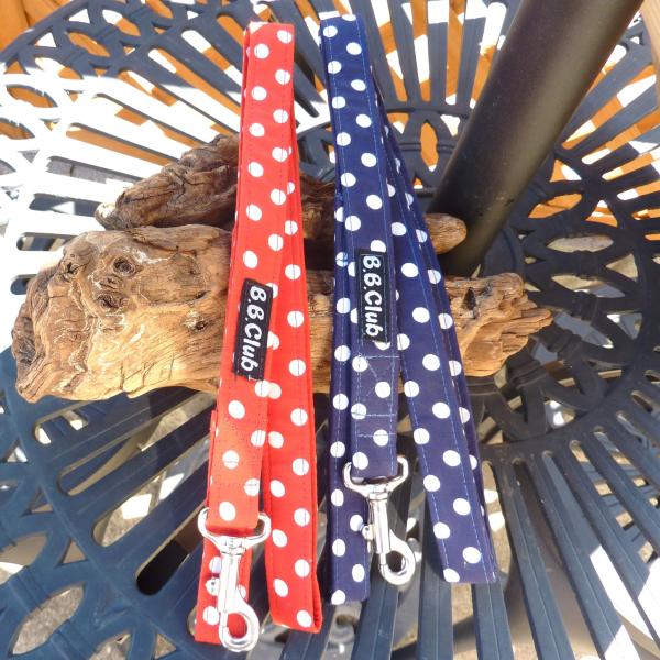 大人気の水玉柄のリード（単品）♪※首輪は付いておりません。どのサイズも同じ価格で3サイズご用意しました。部品は強度の有る犬用金具を使用。また首輪部分とリード部分は、犬用テープを使用している上に更に強度を強めるため3重に生地で巻いて縫製してお...