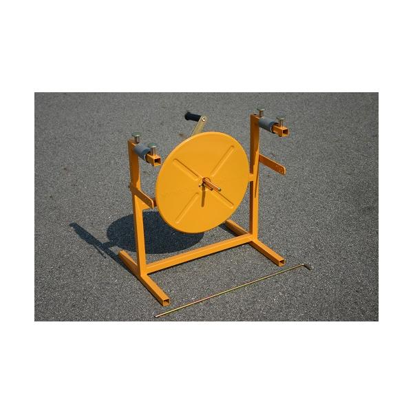 《仕様》●適合ホース：φ40mm・φ50mm・φ65mm●寸法(HXWXD)：590X520X400mm●自重：8.3kg《特長》●センターピンと巻取補助ピンの間にホースを挟みこみ、一人でハンドルを回すだけ巻取り作業ができます。●ホースの巻...