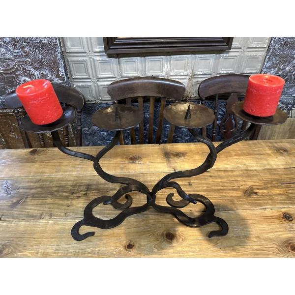 ★特徴★・「ロートアイアン」とは、錬鉄のことです。錬鉄とは溶鉱炉などを使った炭素の含有量が少ない鉄のことを指しており、鋼鉄の大量生産が行われる前に編み出された製鉄方法です。・日本のアイアンデザイナーが鉄を熱し、加工した素材感あふれる曲線美は...