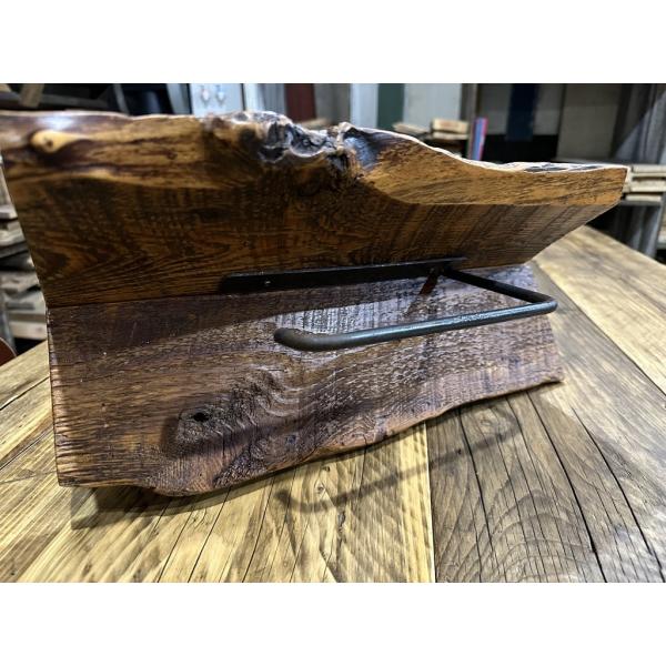 ★特徴★・前辺をちょっとだけ下げたシンプルなペーパーホルダー・棚板との組み合わせでスマホなどの小物置きにも便利です。★商品のご案内★黒皮鉄の鋼材を海外でひとつひとつ溶接作業で仕上げた、温かみのある商品