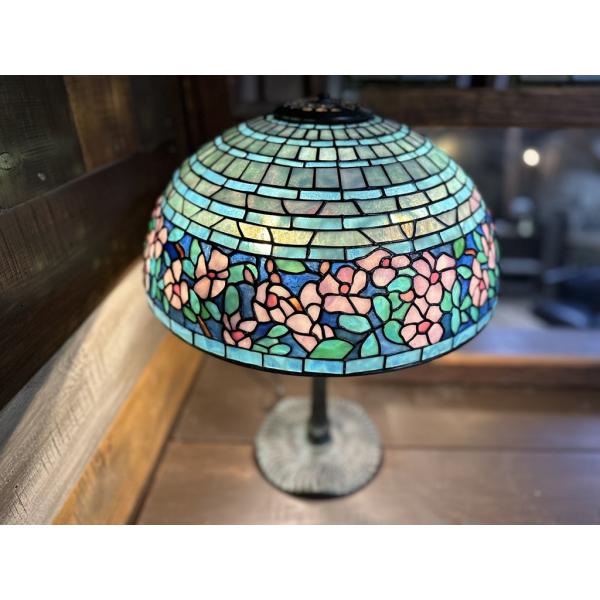 ★特徴★・やわらかい雰囲気を作り出してくれるティファニーランプは、落ち着いた空間を演出してくれます。・テンドグラスを使った照明器具は、一般的な照明とは一味違う暖かみのある雰囲気を演出してくれるインテリアとなります。★商品のご案内★本物を見た...