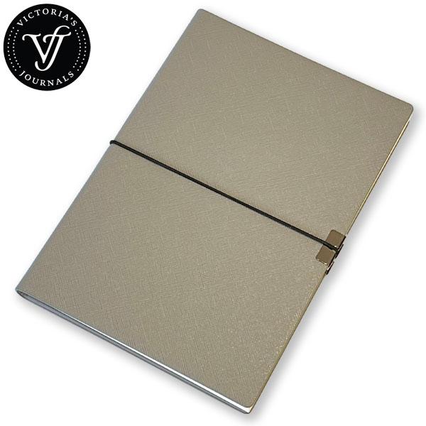 バンド付のシンプルなカバーのノート。手帳・日記帳・メモ帳に！！メーカー：Victoria's Journals品番：SCN-1420GY-96サイズ：約145×203×13mmページ数：96ページ仕様：罫線8mm/21行※商品の仕様の変更が...