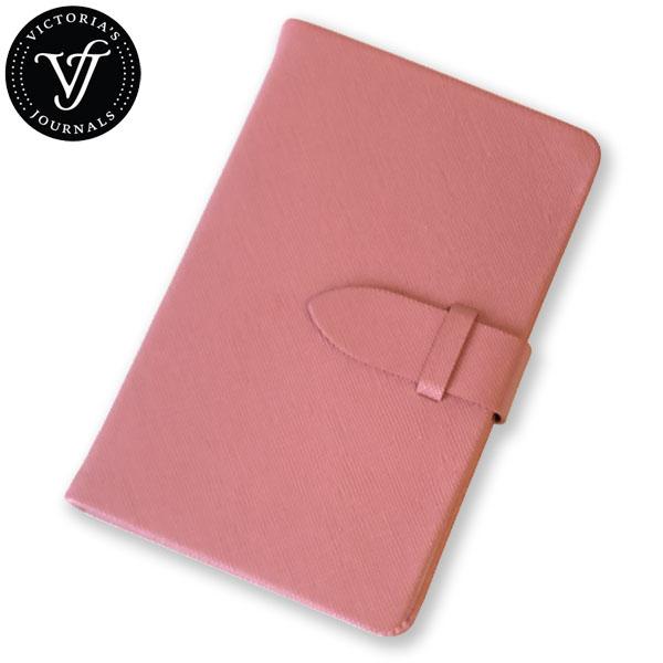 ベルト付のシンプルなカバーのノート。手帳・日記帳・メモ帳に！！メーカー：Victoria's Journals品番：BHN-914M-120サイズ：約93×144×18mmページ数：120ページ仕様：罫線6mm/19行※商品の仕様の変更があ...