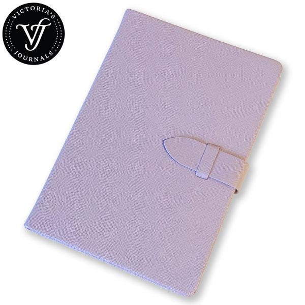 シンプルなハードカバーのノートベルト付♪手帳・日記帳・メモ帳に！！メーカー：Victoria's Journals品番：BHN-1420LM-120サイズ：約141×230×20mmページ数：120ページ仕様：罫線8mm/21行※商品の仕様...