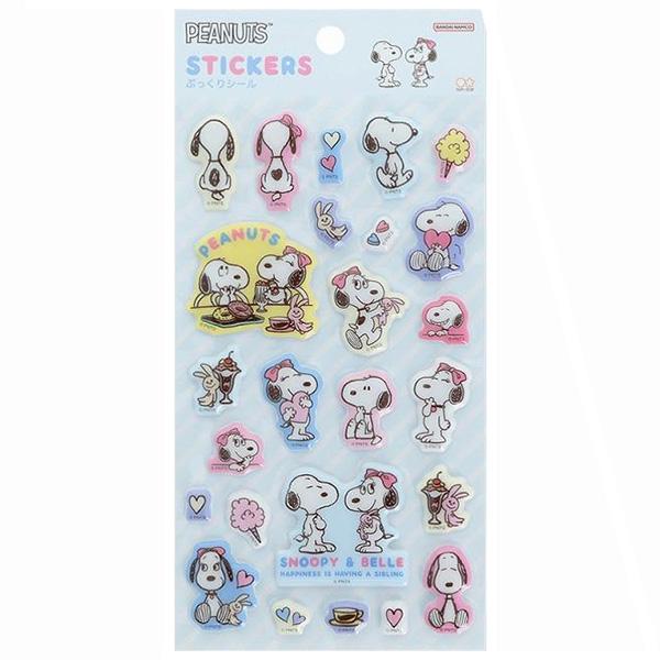 「スヌーピー」とスヌーピーの姉妹「ベル」が揃った、ツヤのあるぷっくりしたシールです。品番：S8821470本体サイズ：W90×H155×D2mm本体重量：約7g材質：PVC生産国：中国※商品の仕様の変更がある場合がございます。予めご了承くだ...