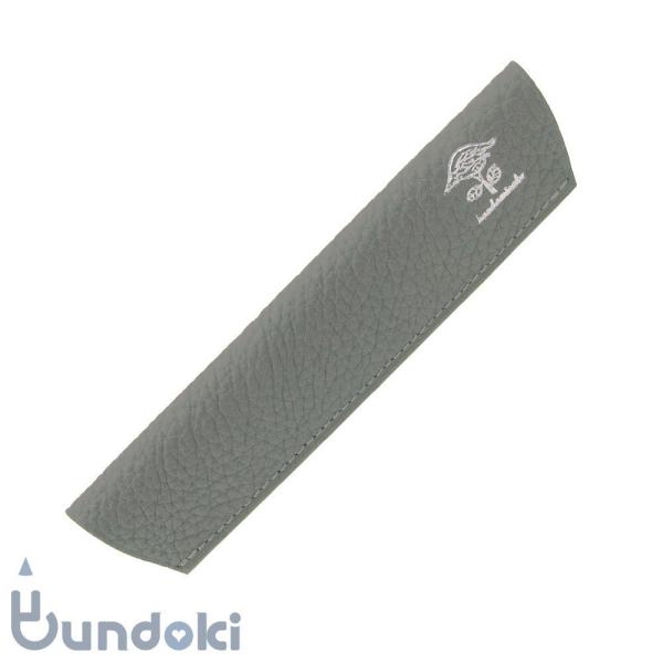 大切なボールペンや万年筆をバッグやポケットに入れて持ち運ぶ時に傷を付けず優しく持ち運ぶ事が出来る筒状のペンシースです。 内部にはクリップを差し込んで固定するための小さなポケットがあり、それぞれの差し込み口でポケットの深さが異なっているので、...