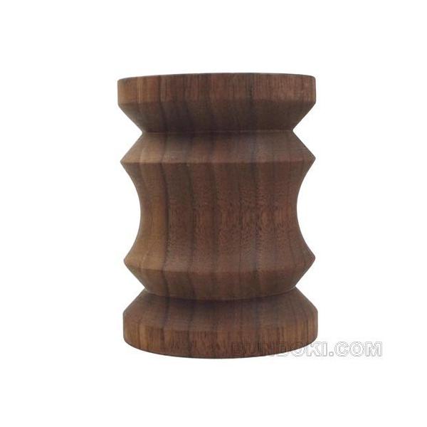 天然木を大胆にくりぬいて作られた肉厚なペンスタンドです。削りだした天然木そのままでザックリとした木の肌触りが印象的です。