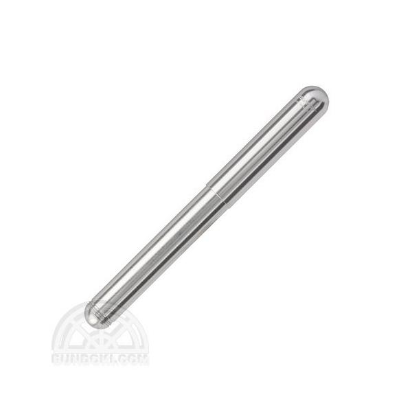 バッグに入れて持ち歩いたり、ポケットに放り込んでおくのにも便利なとてもコンパクトな万年筆。 コンパクトといっても、キャップを軸尾に付けることで必要十分な長さとなり筆記時に短すぎて持ちにくいというストレスがありません。