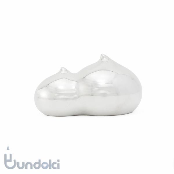 液状のアルミが、型に流し込まれて作られる工程を意識し、あたかも硬化していく途中過程のような、できるだけ「生」の表情に近づけようとした結果、それぞれが表面張力を感じさせる柔らかいフォルムとなりました。