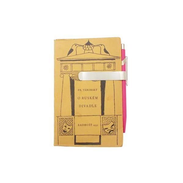 マネークリップを大きくしたような形状のステンレス製のシンプルなクリップです。薄めの手帳やノート、パスポートなどと一緒にペンを挟んで持ち運びができる便利アイテム。