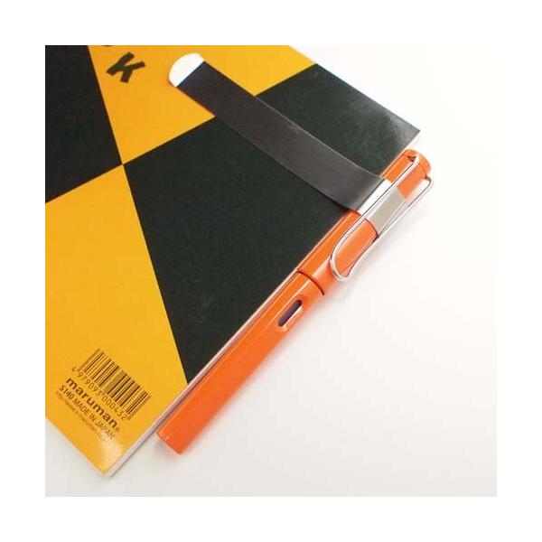 マネークリップを大きくしたような形状のステンレス製のシンプルなクリップです。薄めの手帳やノート、パスポートなどと一緒にペンを挟んで持ち運びができる便利アイテム。