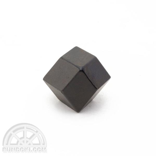 丁度クルミの実ぐらいのサイズで手の中に気持ちよく収まります。 多面体ですが、全ての面が平行面なので手にしたときに持ち上げやすいです。