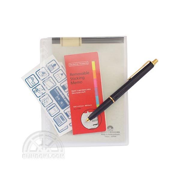 A6横版「ネイチャー」を汚れや擦れから保護するビニールカバーです。  半透明なカバー片面には筆記具などを入れるジッパー開閉式の収納袋が付いています。 内側の折り返し部分には名刺やメモ用紙を入れることも出来ます。