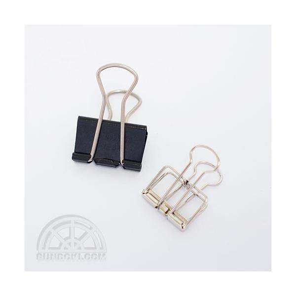 ダブルクリップのようにしっかりと留めることができ、クリップした後でも下の文字が読みやすいフレーム形成の美しいクリップです。