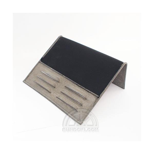 パリの蚤の市で見かける、商品じゃないのに欲しくなるあのBLACK BOARDをイメージして作られた黒板です。