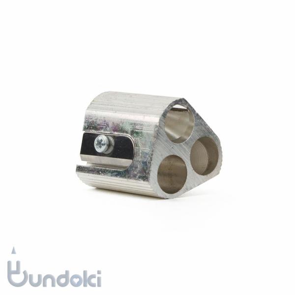 取り付けられている刃の長さなどがそれぞれ異なっており、通常の鉛筆を削るためのもの、鉛筆の木部のみを削り芯を長く残すためのもの、ポケット芯研器のような小さな刃が付いていて芯先部分だけを削るためのものになっています。