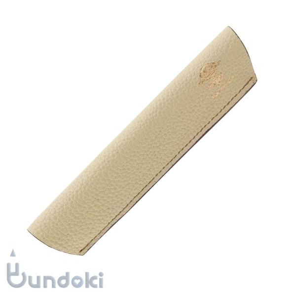 大切なボールペンや万年筆をバッグやポケットに入れて持ち運ぶ時に傷を付けず優しく持ち運ぶ事が出来る筒状のペンシースです。  大きなペンケースに沢山のペンを入れる時にも、このペンシースに入れてからペンケースに入れれば、持ち運べば傷が入りません。...